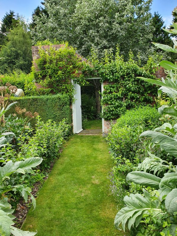 English secret garden – Charis White Interiors